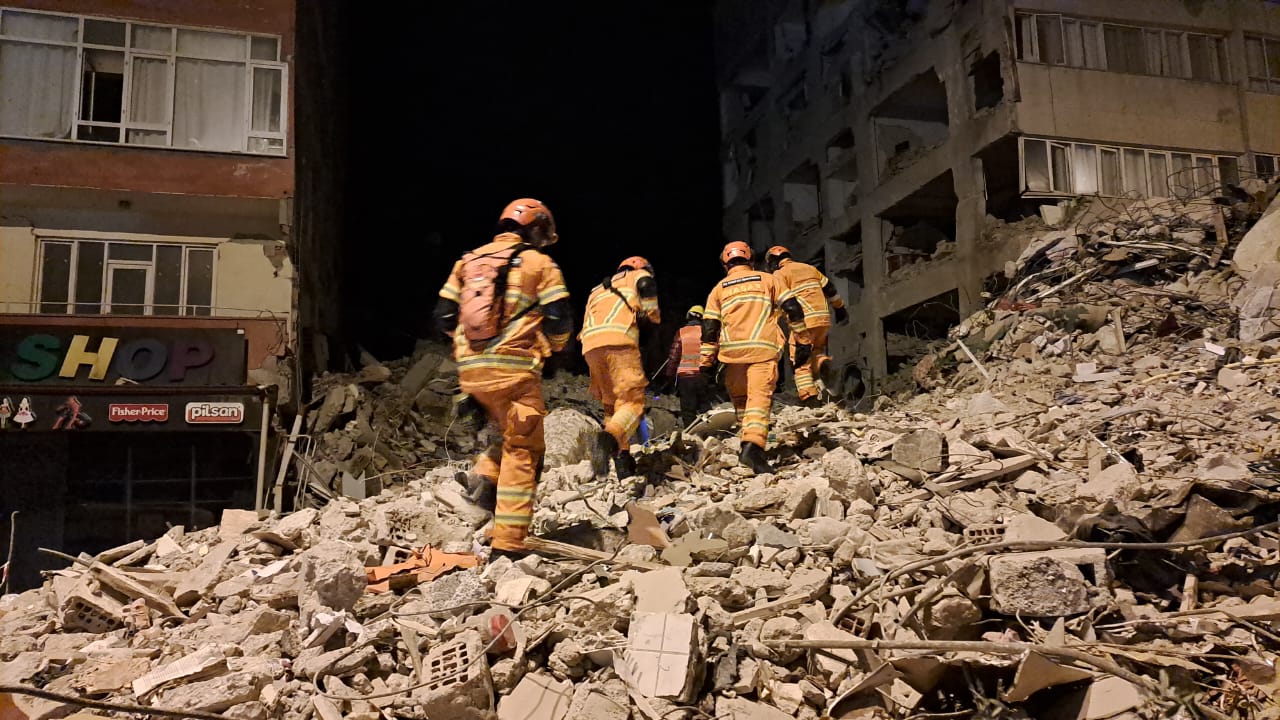 TIM SAR INDONESIA GELAR OPERASI PENYELAMATAN KORBAN GEMPA DI HATAY ...